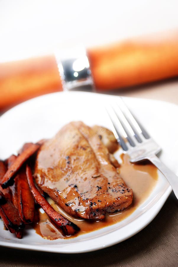 Pollo Escalfado Con Las Zanahorias Imagen de archivo - Imagen de comida ...