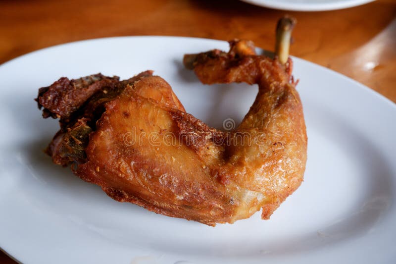 Pollo Frito De Java. Comida Indonesia Deliciosa Foto de archivo ...