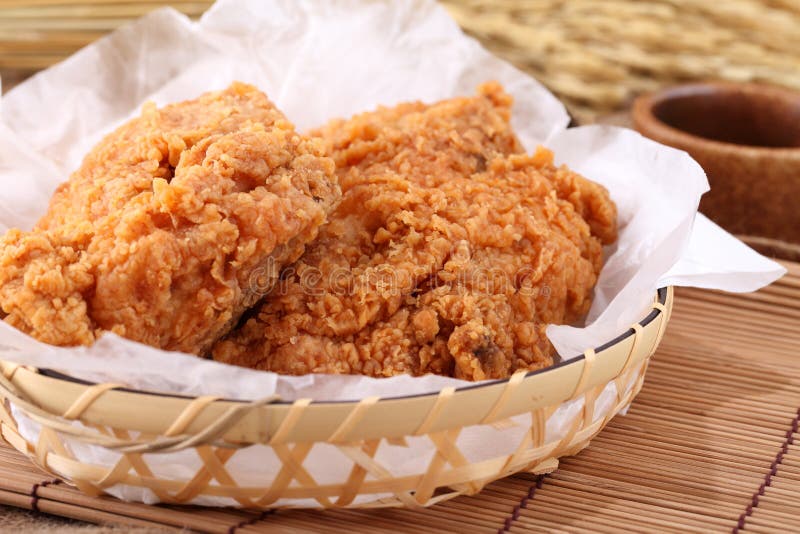 Pollo frito en pecho foto de archivo. Imagen de pollo - 41891530