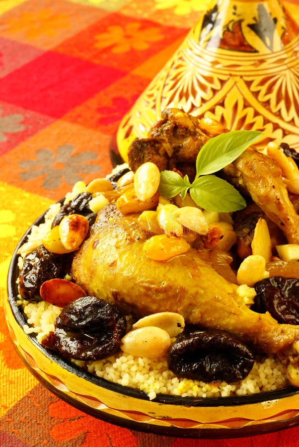 Pollo Marroquí Con Los Ciruelos Y Las Almendras Imagen de archivo ...