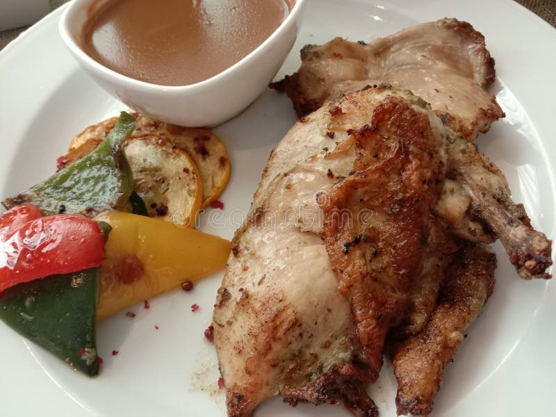 Pollo medio a la parrilla imagen de archivo. Imagen de almuerzo - 234158215