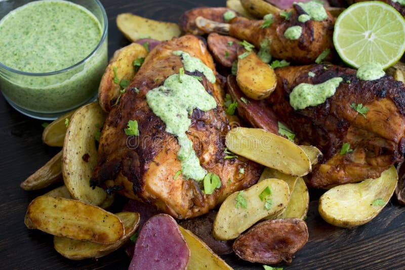 Pollo Peruano Con Salsa Verde Aji Verde Foto de archivo - Imagen de ...