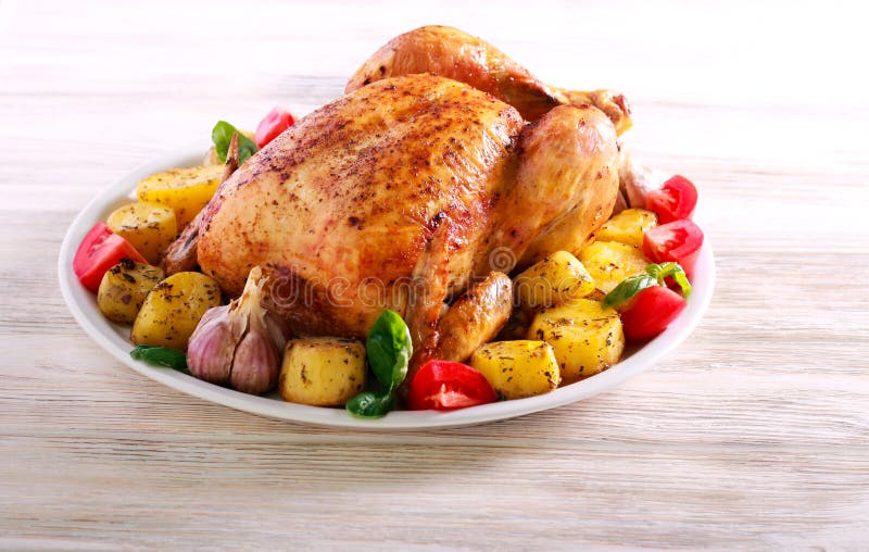 Pollo Intero Arrosto Piccante Con Patate Fotografia Stock - Immagine di ...