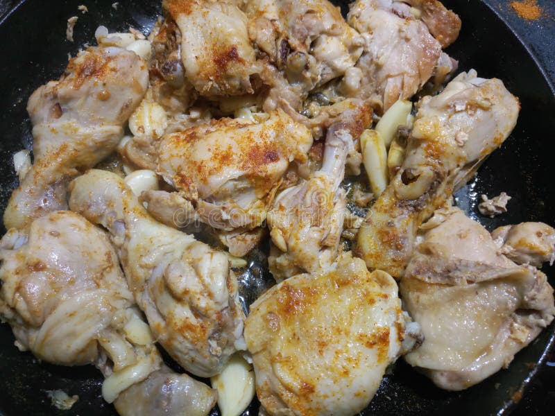 Pollo Sazonado Curruscante En Una Cacerola Foto de archivo - Imagen de ...