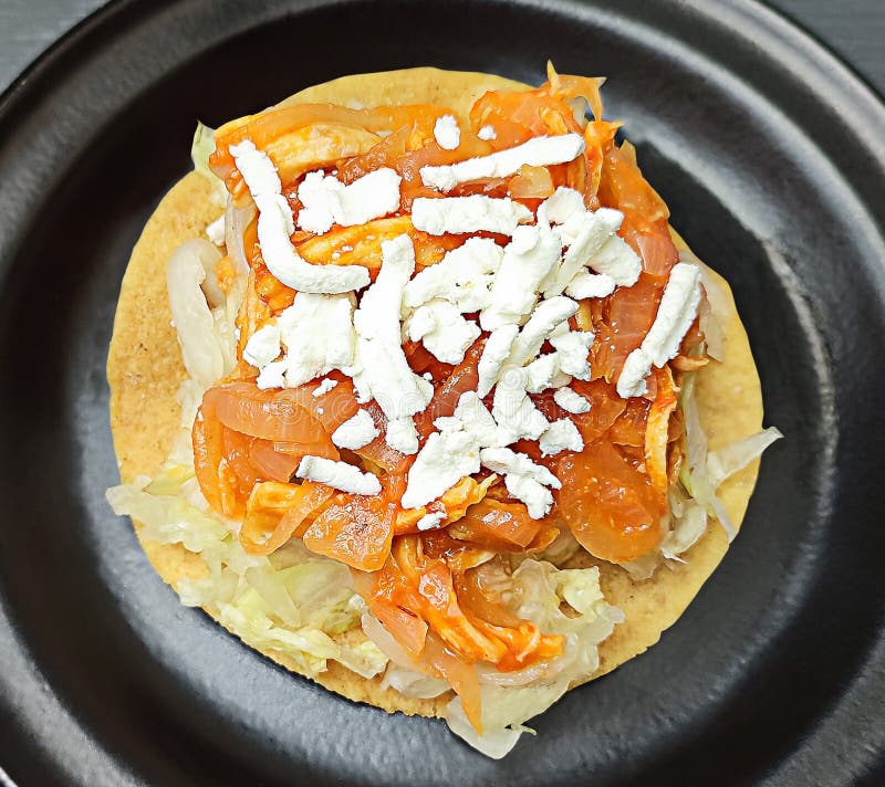 Pollo Tostada Plato Tradicional Llamado Tostada De Tinga Foto de ...