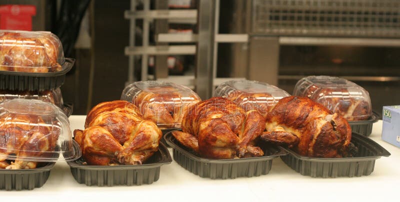 Pollos Listos Para El Cocinero En Un Restaurante Foto de archivo ...