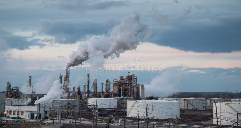Pollution d'usine image stock. Image du essence, industrie - 10865277
