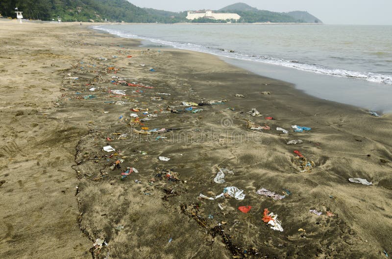 Pollution de plage photo stock. Image du plage, pollution - 67727140