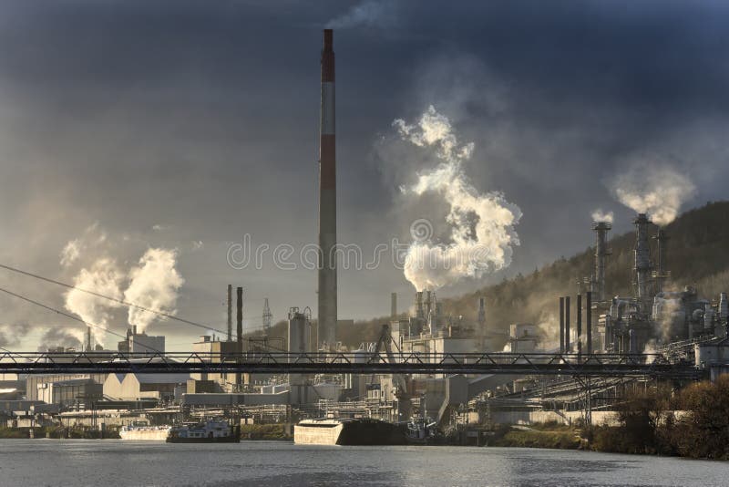 Pollution industrielle photo stock. Image du cheminée - 111044640