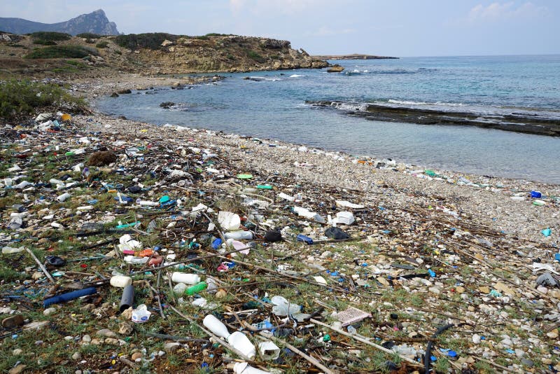 Pollution de plage photo stock. Image du plage, pollution - 67727140