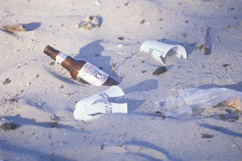 Pollution sur la plage photographie éditorial. Image du amérique - 26254722