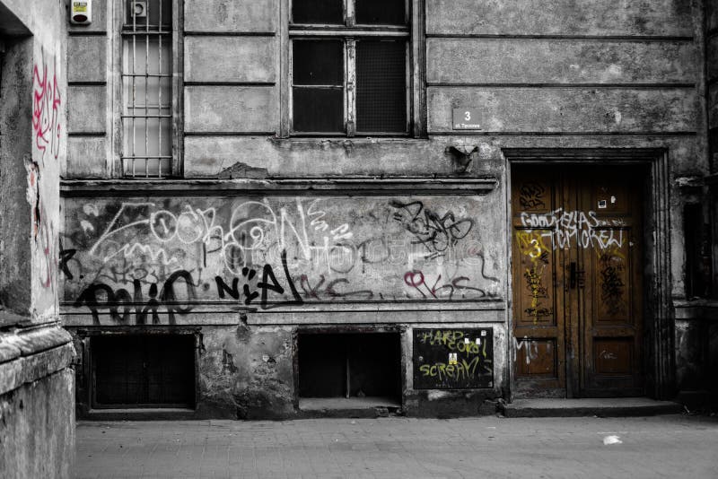 Ein Alter Schmutziger Hinterhof Stockfoto - Bild von armut, patio: 22492346