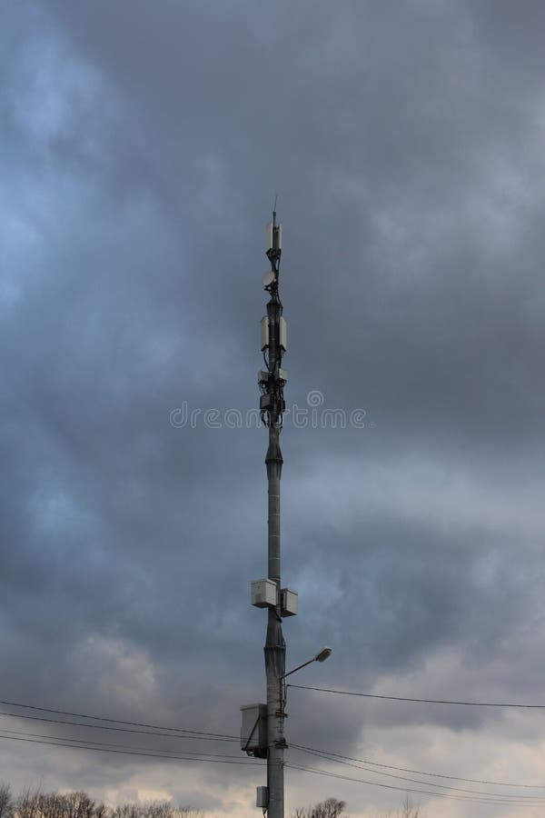 Polo De Torre Con Antenas Celulares Para Internet De 5g Imagen de ...