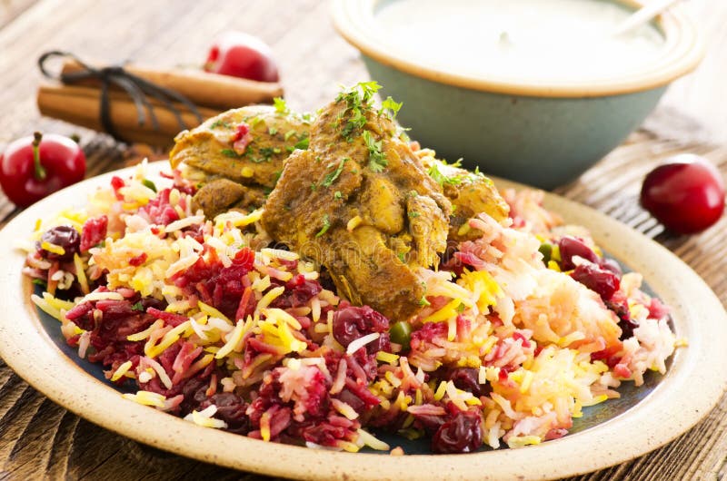 Polo Persa Con Las Guindas Y El Pollo Imagen de archivo - Imagen de ...