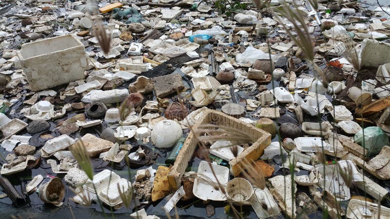 Plastic Pollution in Water. Foto de Stock - Imagem de nave, pesca ...