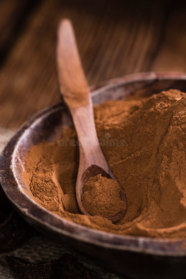 Polvere Della Noce Di Cola Isolata Su Bianco Fotografia Stock ...