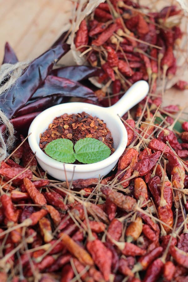 Polvo De Chile Y Chiles Secados Para Cocinar Foto de archivo - Imagen ...