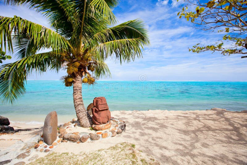 Polynesian Statue on the Beach Stock Image - Image of scenic, lagoon ...