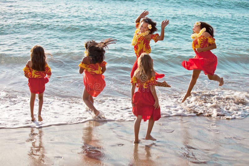 Polynesier Hula-Mädchen Beim Springen in Den Ozean Stockbild - Bild von ...