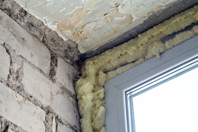 Polyuretanskum i upperen arkivfoto. Bild av skum, tegel - 77542928