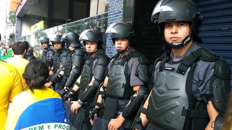 Polícia Da Tropa De Choque Demonstração Em Favor Da Democracia Cidade ... Polícia Da Tropa De Choque Demonstração Em Favor Da Democracia Cidade ...