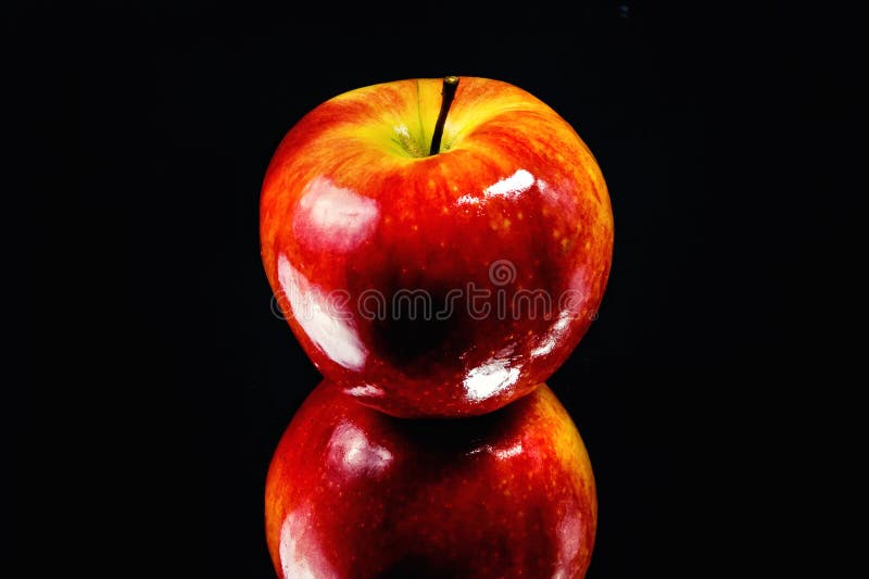 Une Pomme Rouge Brillante Se Repose Sur Un Dessus En Bois Pommes Dans ...