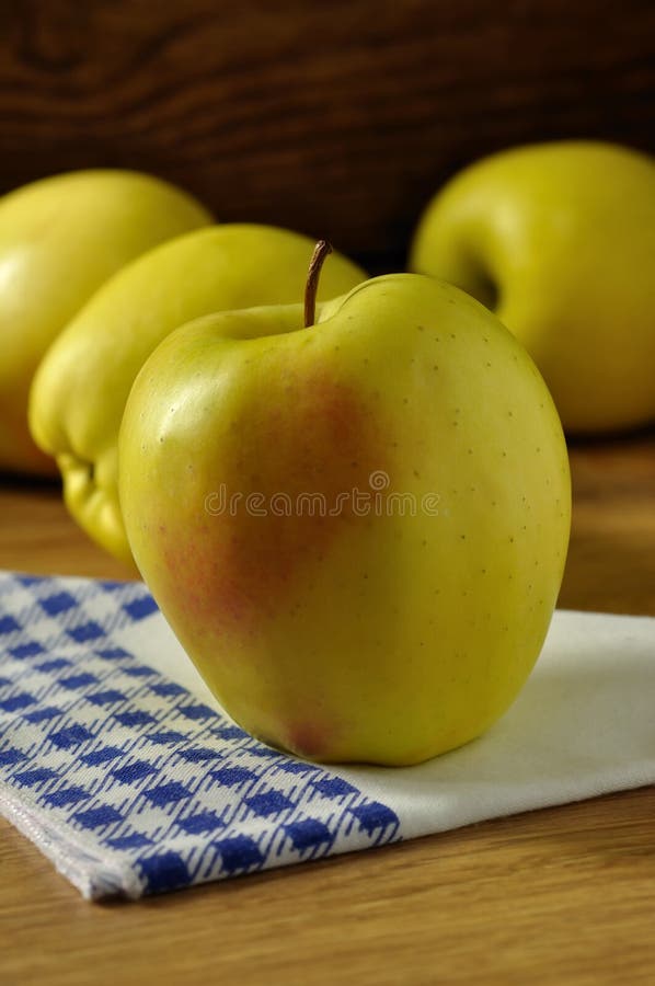 Pomme golden delicious image stock. Image du nature, sain - 28435297