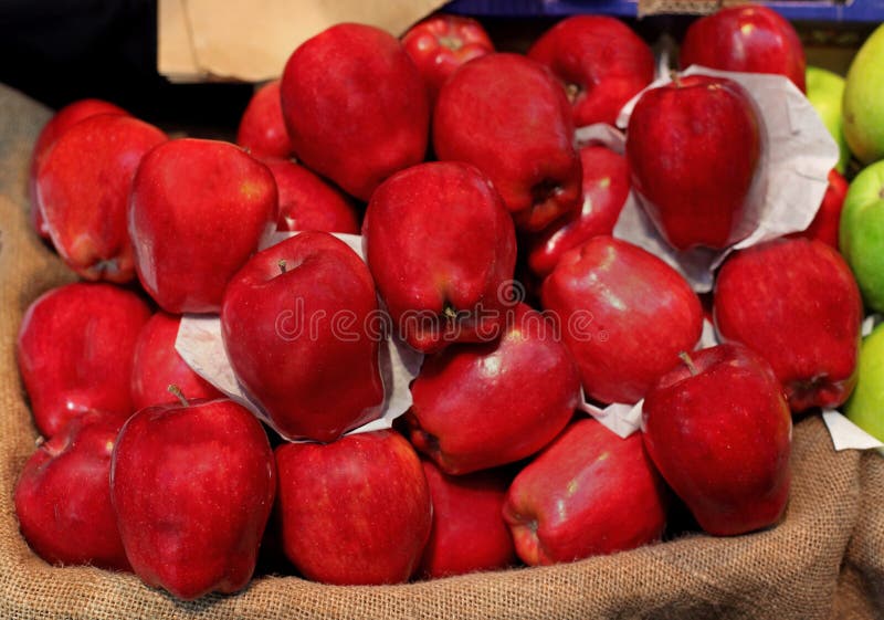 Pomme rouge image stock. Image du grand, pomme, pommes - 30826543
