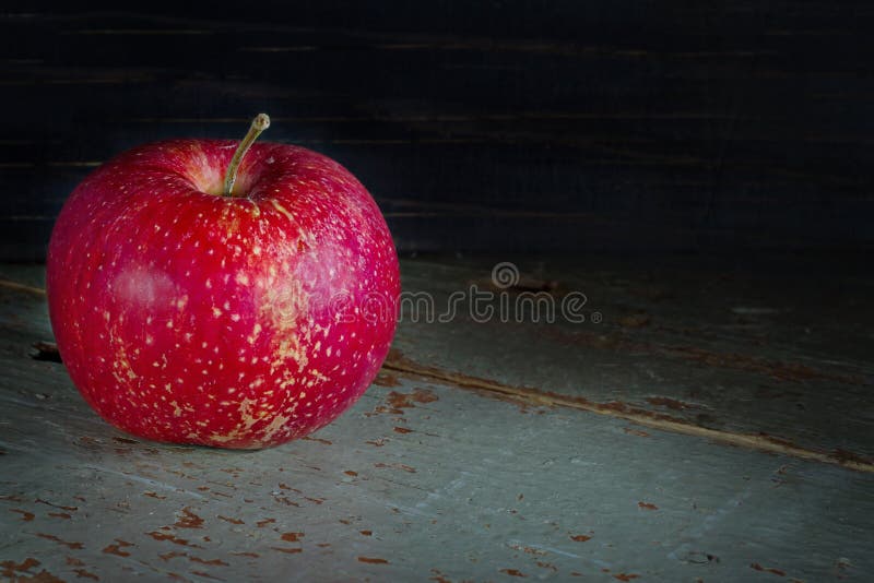 Pomme Rouge Simple Sur Une Table Rustique Photo stock - Image du ...