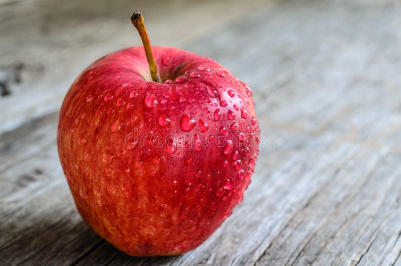 Apple Sur Une Table En Bois Image stock - Image du bois, table: 80089147