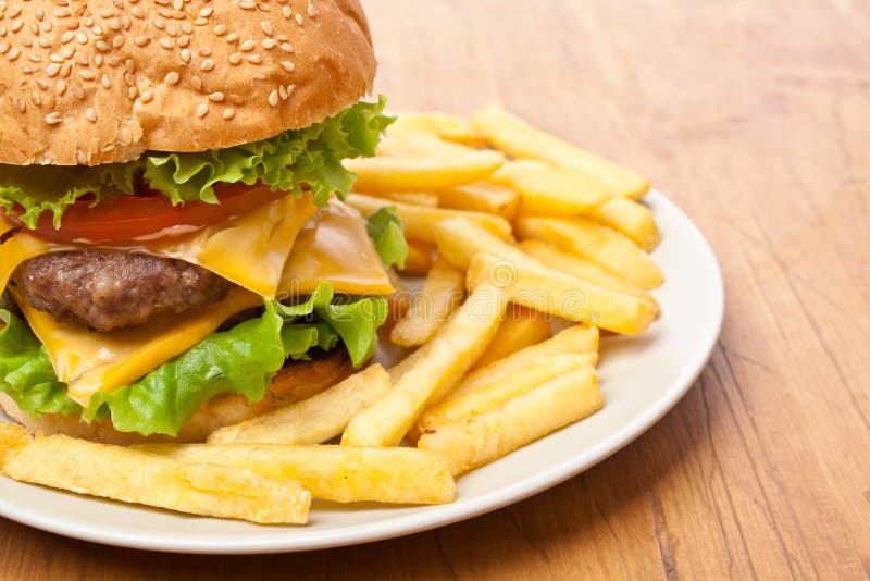 Pommes Frites Et Grand Cheeseburger Photo stock - Image du boeuf ...