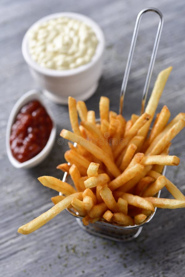 Pommes Frites Avec Le Ketchup Et La Mayonnaise Image stock - Image du ...