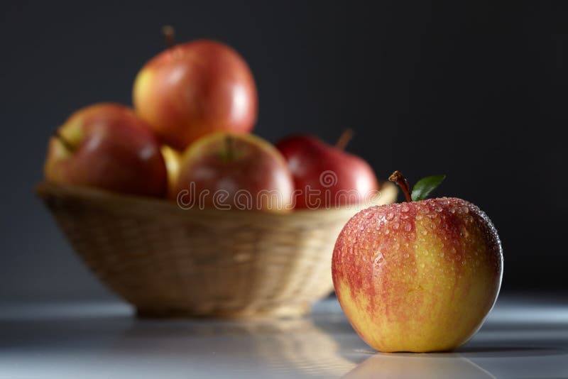 Pommes rouges photo stock. Image du rafraîchissement - 13469390
