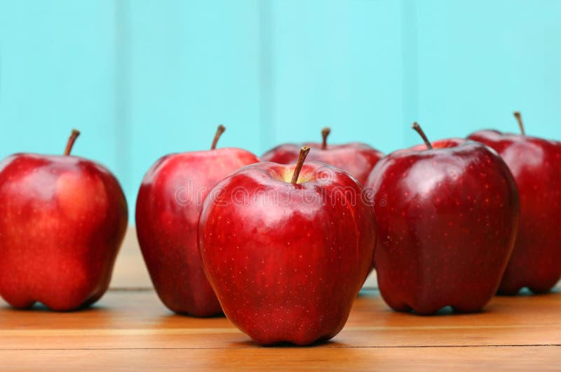 Pommes Red Delicious Sur Le Vieux Bureau Image stock - Image du rupture ...