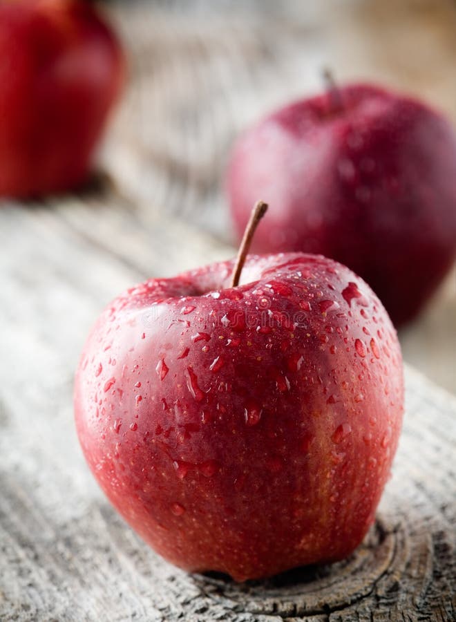 Pommes Rouges Sur La Table En Bois Photo stock - Image du espace, table ...
