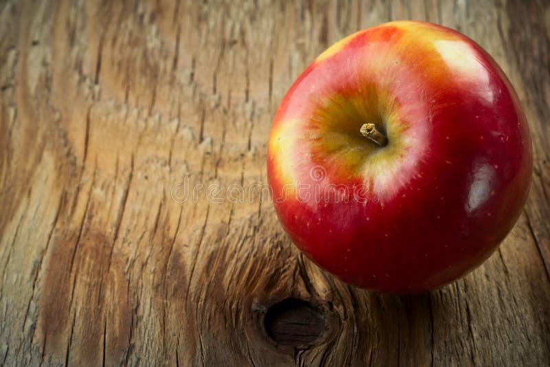 Pommes rouges image stock. Image du savoureux, santé - 62919099