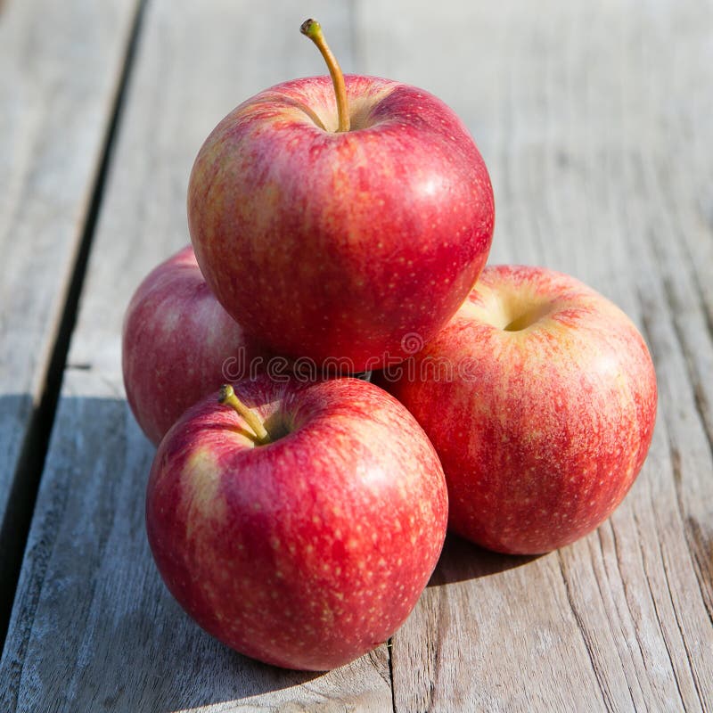 Pommes rouges photo stock. Image du normal, pommes, lumière - 77759414