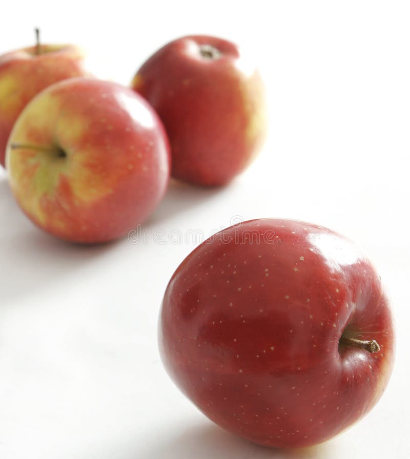 Pommes rouges photo stock. Image du rouge, jardin, pureté - 9608912