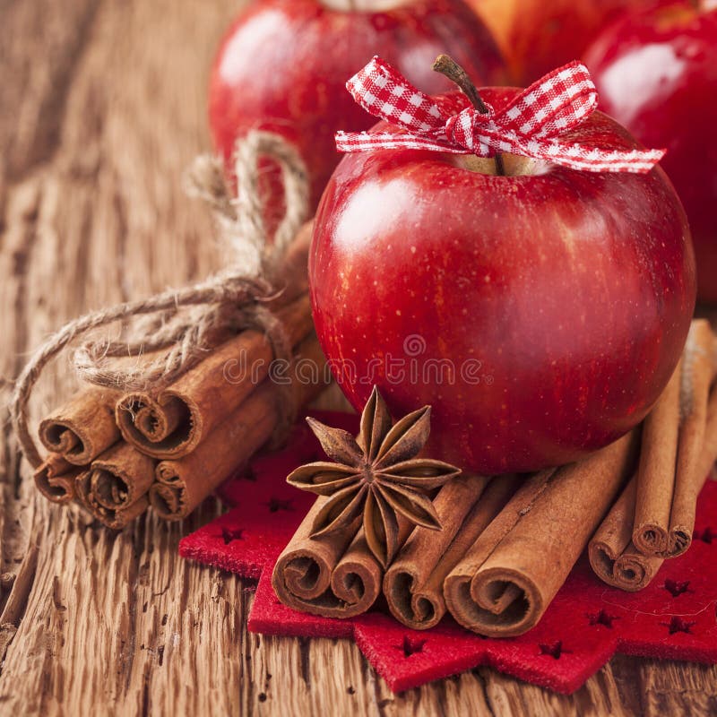 Pommes rouges de l'hiver image stock. Image du rouge - 27963159