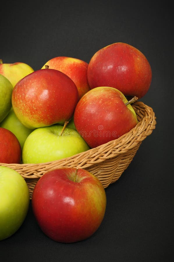 Les Pommes Rouges Brillantes Remplissent Panier De Boisseau Photo stock ...