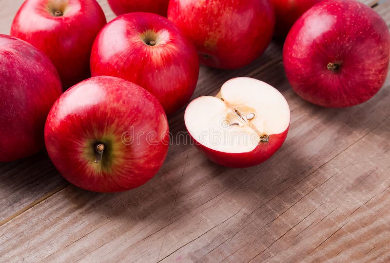 Pommes Rouges Sur La Table En Bois Photo stock - Image du espace, table ...