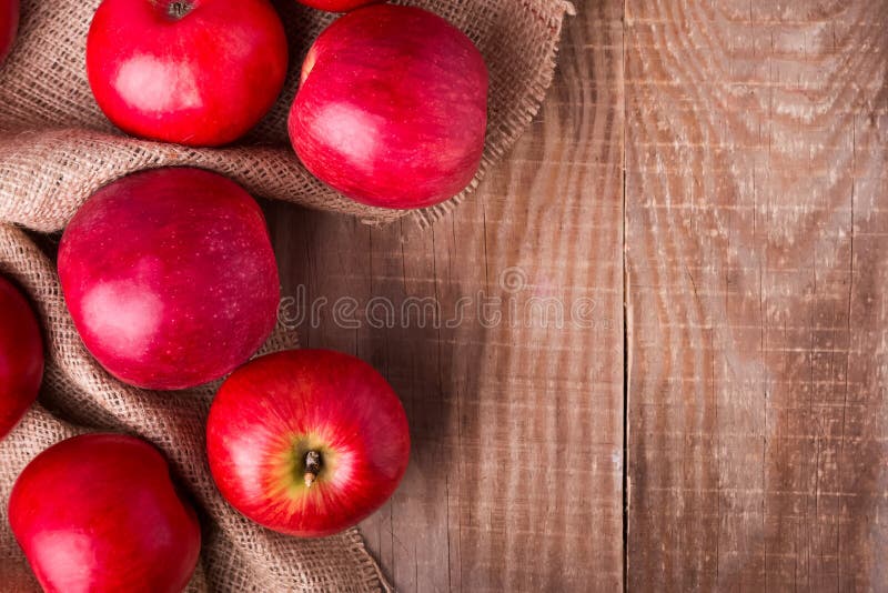 Pommes Rouges Sur La Table En Bois Photo stock - Image du espace, table ...