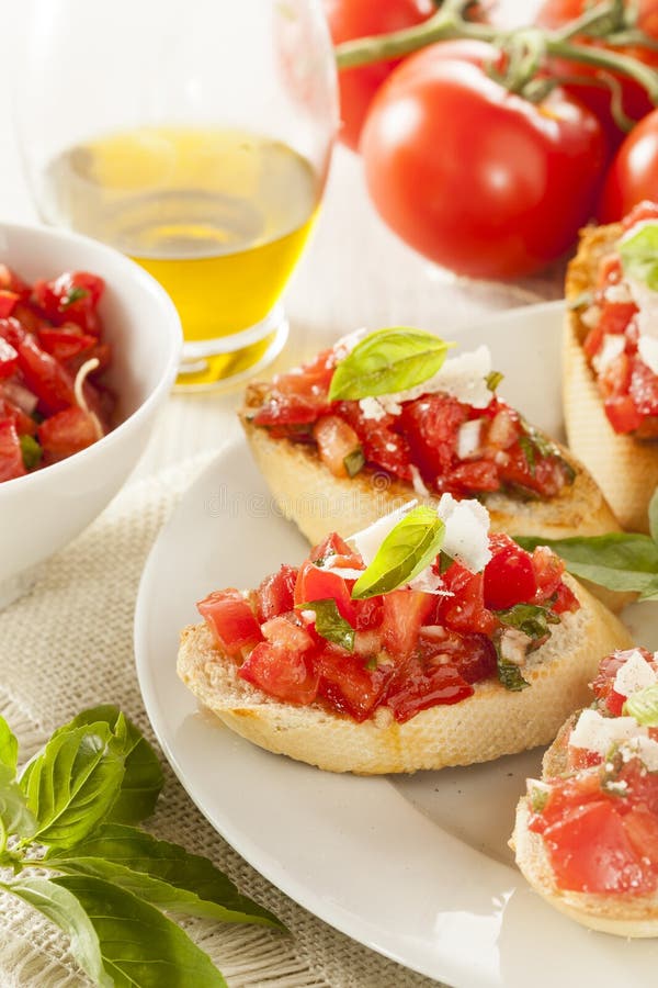 Pomodoro E Basil Bruschetta Casalinghi Fotografia Stock - Immagine di ...