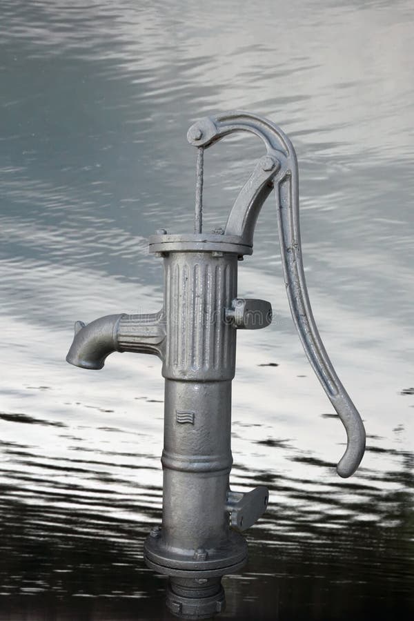 De Handpomp Van De Waterput Stock Afbeelding - Image of pomp ...