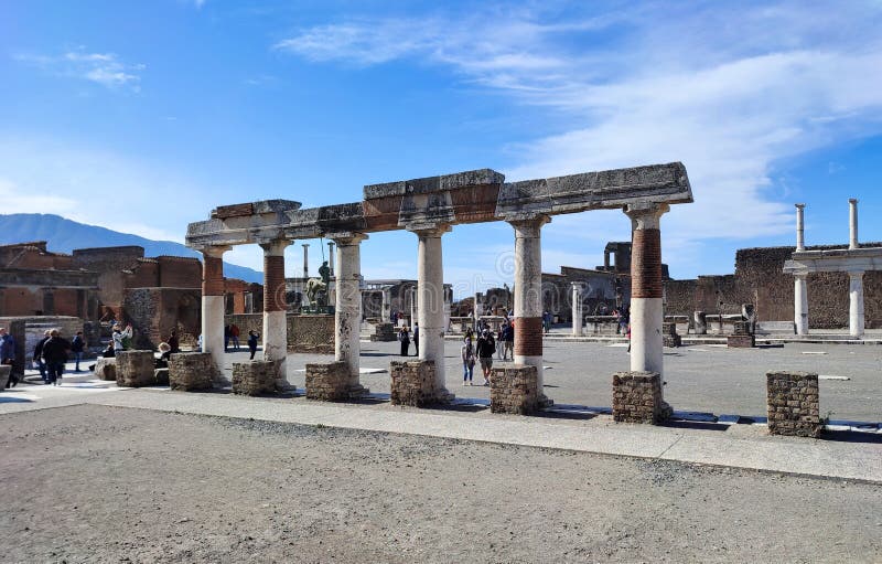 Pompei - Colonnato Con Trabeazione Nella Piazza Del Foro Editorial ... Pompei - Colonnato Con Trabeazione Nella Piazza Del Foro Editorial ...