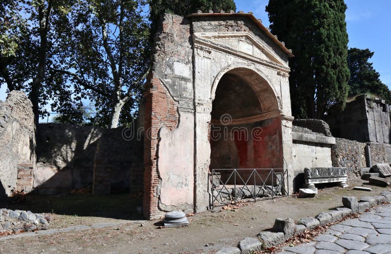 Pompei - Tomba Monumentale Nella Necropoli Di Porta Ercolano Nel Parco ...