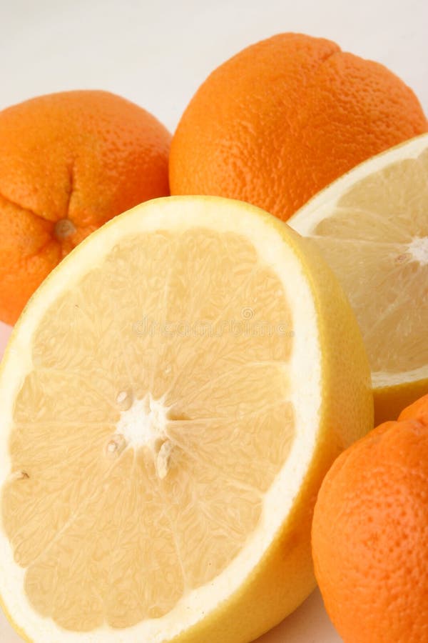 Pompelmo giallo immagine stock. Immagine di agrume, mercato - 1524661