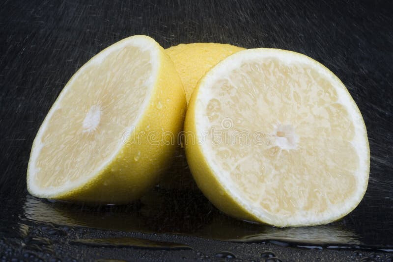 Pompelmo giallo immagine stock. Immagine di bianco, pompelmo - 1524663