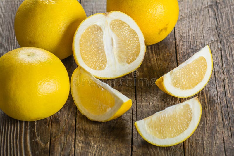 Pompelmo giallo immagine stock. Immagine di agrume, mercato - 1524661