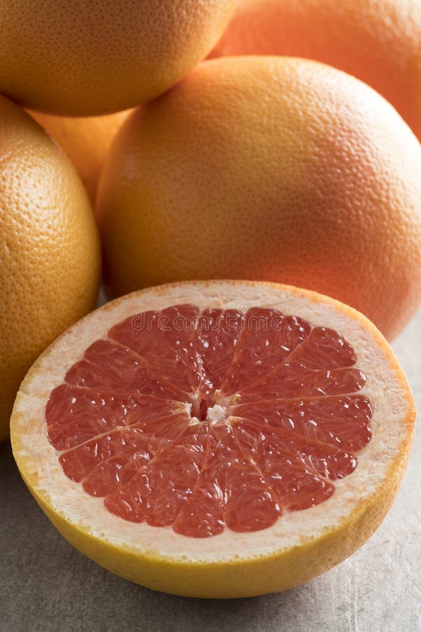 Pompelmo Rosso Intero E Dimezzato Immagine Stock - Immagine di pompelmo ...